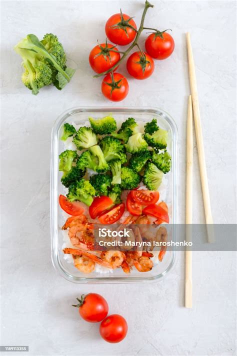 밝은 배경에 유용한 점심 식사와 유리 도시락 쌀 브로콜리 새우 신선한 체리 토마토 건강하고 맛있는 음식 적절한 영양 스포츠 다이어트 맨 위 보기 개념에 대한 스톡 사진 및