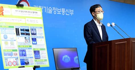 전국 학생과학발명품경진대회 수상작 설명하는 이석래 국립중앙과학관장