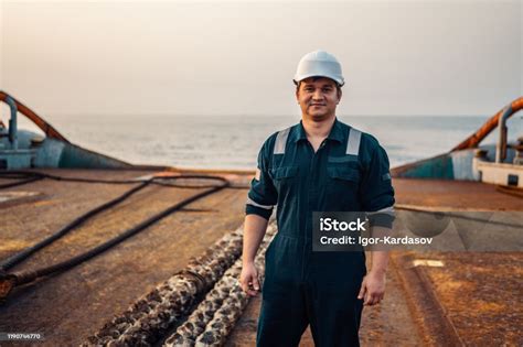 헬멧 덮개 해양 갑판 장교 또는 해양 선박 또는 선박의 갑판에 최고 동료 Ppe 개인 보호 장비를 착용 그는 손에 Vhf 무전기
