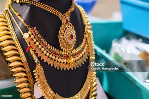 전통과 문화 황금 화려한 장식 디자이너 목걸이 보석 또는 소녀와 여성을위한 보석 은 검은 마네킹에 장식 다이아몬드에 대한 스톡 사진 및 기타 이미지 Istock