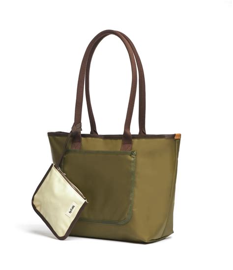 New Arrival 카키와 브라운 컬러의 조합이 세련된 매거진 백을 소개합니다 넉넉한 수납력이 돋보이는 숄더백 스타일이며 가벼운 폴리에스테르 소재로 만들어졌습니다