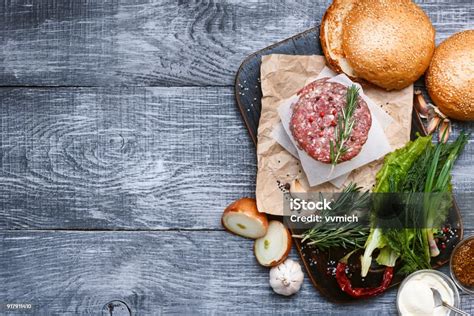 육즙 큰 쇠고기 들어온다와 맛 있는 수 제 미국 햄버거 재료 0명에 대한 스톡 사진 및 기타 이미지 0명 검은색 고기 Istock