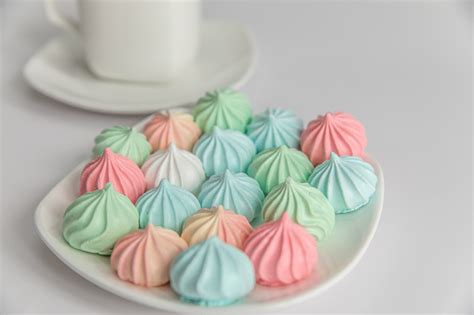 안녕하세요 고립된 흰색 배경에 접시에 머랭과 커피 한 잔 커피 문화 개념 쿠키에 대한 스톡 사진 및 기타 이미지 쿠키 0명 갈색 Istock