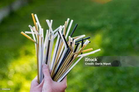 녹색 잔디 배경에 플라스틱 빨대를 들고 손 플라스틱 오염 환경 폐기물 플라스틱 오염 환경 폐기물 플라스틱 빨대에 아니오라고