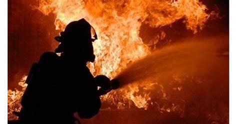 Деца палят пожар пред училището си във Варна