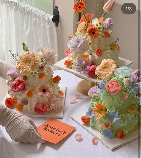 아멜리에즈 베이커리 🎄크리스마스케이크 3 티타임 케이크☕️ 오래된 찬장에서 꺼낸 빈티지 티팟을 떠올리며 만들었어요 와인과 근사한 음식들 크리스마스 무드의 음악과