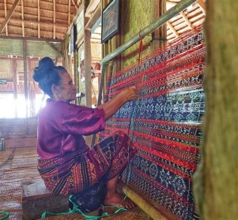 Lepo Lorun Tenun Ikat Tradisional Dan Martabat Perempuan Sikka