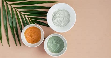 Spa 화장품 페이셜 마스크는 그릇에 담겨 있고 복숭아 배경에 열대 잎입니다 얼굴 피부 관리 및 미용 치료 개념 플랫 레이 탑 뷰 사진 Unsplash의 그릇 이미지