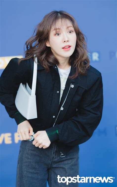 [hd포토] 레드벨벳 Red Velvet 웬디 영상기자와 대화 나누는 와니 웬디의 영스트리트 출근길 네이트 연예