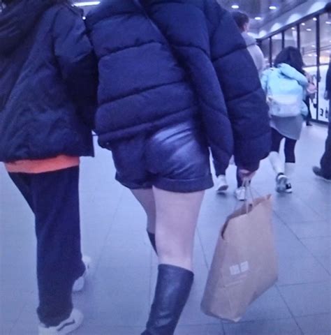 激カワ美少女がプリケツでタイトショートレザーパンツ履いて歩く姿がエロすぎる めっちゃリアル