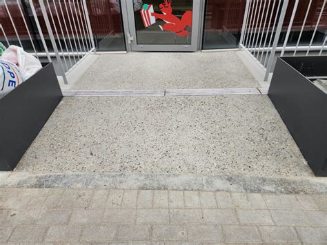 콩자갈노출포장상세보기 솔잎조경