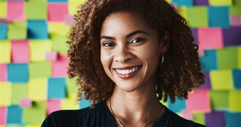 디자이너 스크럼 및 프로젝트 관리 개발 및 계획을위한 비즈니스 우먼의 초상화 스티커 메모 작업 및 일정 의제 및 달력에 대한 사람과 벽 배경이 있는 무드보드 30 34세에