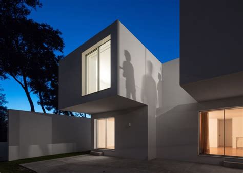 Irregularly Stacked Blocks Define Rooms In House Mr