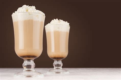 흰색 나무 테이블에 어두운 갈색 인테리어에 와인 잔에 휘핑 크림과 두 개의 뜨거운 커피 음료 복사 공간 갈색에 대한 스톡 사진 및 기타 이미지 Istock