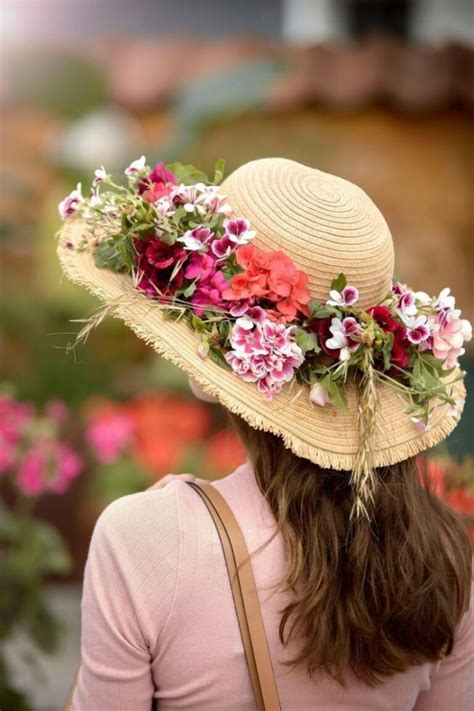 عکس دختر با کلاه حصیری