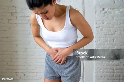 그녀의 배꼽에 손을 잡고 고통 스러운 복 통 데 젊은 여자의 닫습니다 신체 통증 위 염 변 비 생리통과 생리 경련 여성 건강 개념 건강관리와 의술에 대한 스톡 사진 및 기타