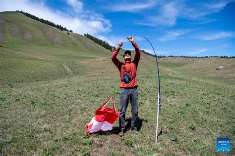 Paragliding Amateur Möchte Die Schönheit Von Xinjiang Entdeckenchina