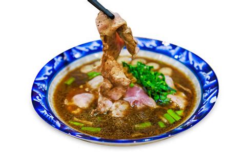 중국 맑은 수프와 쇠고기 국수와 젓가락의 평면도 흰색 절연에 다이 컷 초점 선택 건강한 생활방식에 대한 스톡 사진 및 기타 이미지 건강한 생활방식 고기 고수 Istock