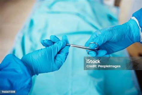 심부전 절차를위한 의료 의료 또는 응급실을위한 가위 손 및 수술 병원에서 장비를 갖춘 의사 간호사 및 팀 환자 또는 직원 위생을 위한 회복 또는 진단 25 29세에 대한