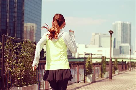 ダイエットで川辺をランニングしている女の子の画像｜おしゃれなフリー写真素材：girly Drop