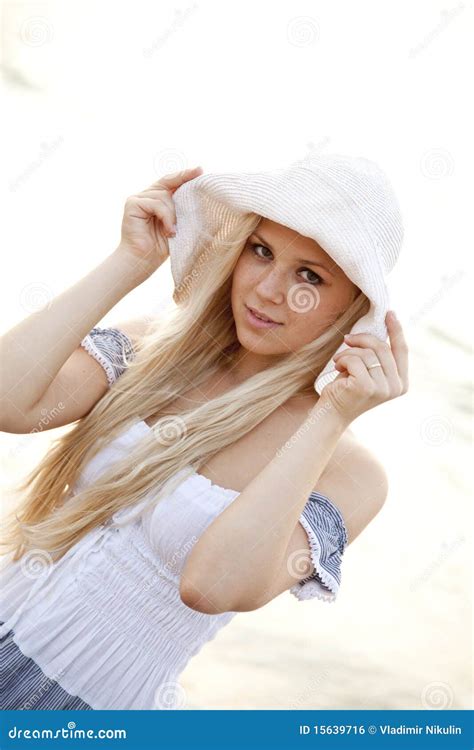 Bella Giovane Ragazza Bionda In Cappello Sulla Spiaggia Fotografia Stock Immagine Di Mani
