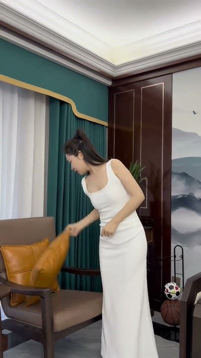 童年只有一次，我尽可能多的陪伴你们，一边教一边吵，但不影响我爱你们呀，今晚上咱们三个一起散步的时候，你们竟然能当起我的小小摄影师了，我们轮流给对方拍摄，你们甚至还在指导我哪个动作好看，拍完还说