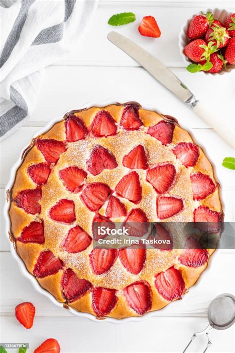 신선한 딸기와 흰색 나무 배경에 딸기 스폰지 케이크 또는 파이 여름 디저트 공간을 복사합니다 0명에 대한 스톡 사진 및 기타 이미지 Istock