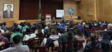 УНСС Представители на нашия университет се срещнаха с ученици от Правец