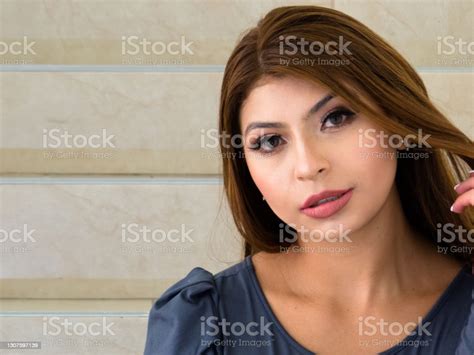 카메라 계단 배경과 복사 공간을보고 캐주얼 의상에 여자의 클로즈업 25 29세에 대한 스톡 사진 및 기타 이미지 25 29세 가을 건강한 생활방식 Istock