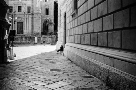 배경 화면 화이트 검은 하부 구조 노면 검정색과 흰색 서 있는 회색 스타일 보도 공공 장소 도로