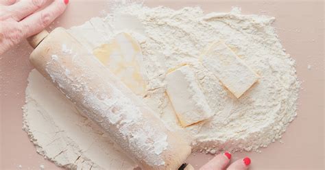 한 여자가 하얀 설탕 프로스팅으로 케이크를 만들고 있습니다 사진 Unsplash의 퍼프 페이스트리 이미지