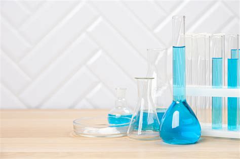 테스트 튜브가 있는 실험실 유리제품 플라스크 드롭퍼 페트리 접시 과학 실험실용 컵 및 실린더 0명에 대한 스톡 사진 및 기타 이미지 Istock