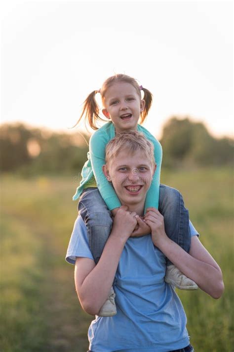 Hermano Y Hermana Menor En El Campo Foto De Archivo Imagen De Hembra