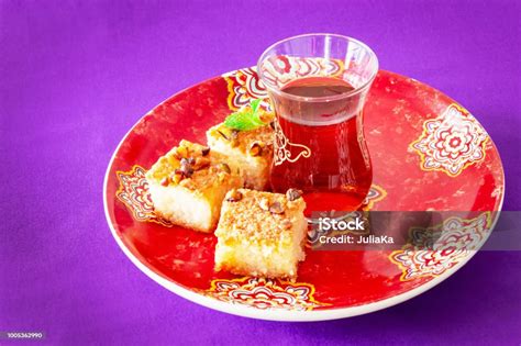 차 그리고 Piecies Basbousa 또는 Namoora견과류 코코넛 오렌지 꽃의 물과 전통적인 아랍 달콤한 밀기 울 케이크 공간에 복사 합니다 라일락 배경입니다 레바논