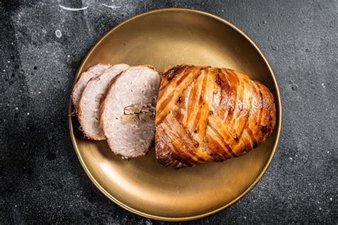 구운 베이컨을 감싼 미트로프 얇게 썬 다진 고기 덩어리 검은 색 배경 위쪽 보기 미트 로프 식사에 대한 스톡 사진 및 기타 이미지 미트 로프 식사 베이컨 0명