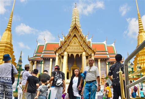 ชาวไทยและต่างชาติร่วมกราบถวายบังคมพระบรมรูปสมเด็จพระบูรพมหากษัตริยาธิราชในปราสาทพระเทพบิดร
