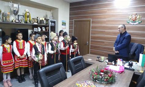 Първите коледари прекрачиха прага на община Луковит