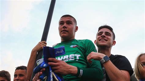 Клубове от Втора лига дебнат стража на Спартак Пловдив