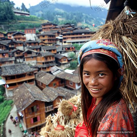Ai创作图广西龙胜县龙脊镇 广西龙胜村寨 少数民族人物吊脚楼 广西龙胜梯田村寨 苗族村寨头 苗家女聊天 背篓子的苗族女孩 龙胜平安壮寨 龙胜瑶寨 西部苗族姑娘 欢乐的苗族村寨 龙脊平安壮寨