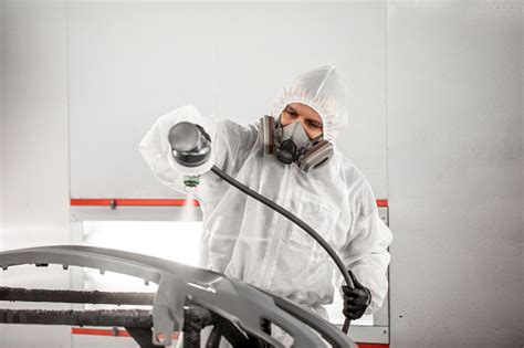 자동차 차체가 게에서 스프레이 건을 사용 하 여 자동차 파트에 페인트를 적용 한 회화 기술자 스프레이 도장에 대한 스톡 사진 및 기타 이미지 Istock