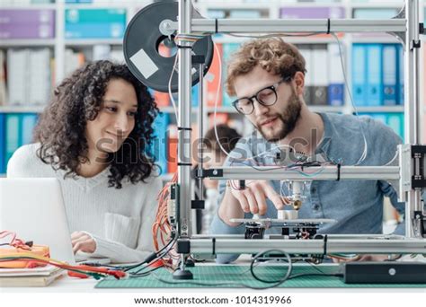 3d 프린터를 실험실에서 사용하는 공학 학생들은 스톡 사진 1014319966 Shutterstock