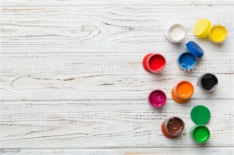 색깔의 배경에 다른 색상의 구아슈항아리 취미 회화 빈 공간이 있는 상단 뷰입니다 창의성을 위한 직장 가정 교육 컨셉 드로잉 0명에 대한 스톡 사진 및 기타 이미지 Istock