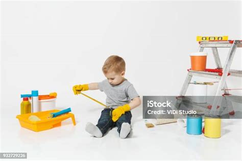 재건축 아파트 룸 흰색 배경에 고립에 대 한 장비와 노란색 장갑에 작은 귀여운 소년 벽지 액세서리를 붙이기 그림 도구 집 수리