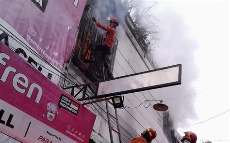 Toko Alat Rumah Tangga Di Ambarawa Terbakar Karyawan Lompat Dari