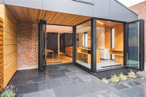 Natalie Dionne Extends Montreal Residence Using Offset Black Boxes