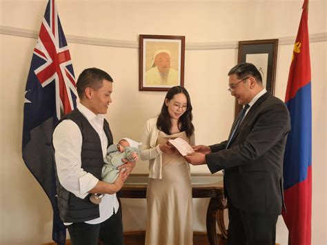 Дэлхийн 8 тэрбум дахь иргэн болж Австралид мэндэлсэн А Мэргэн хүүд төрсний гэрчилгээ олгожээ