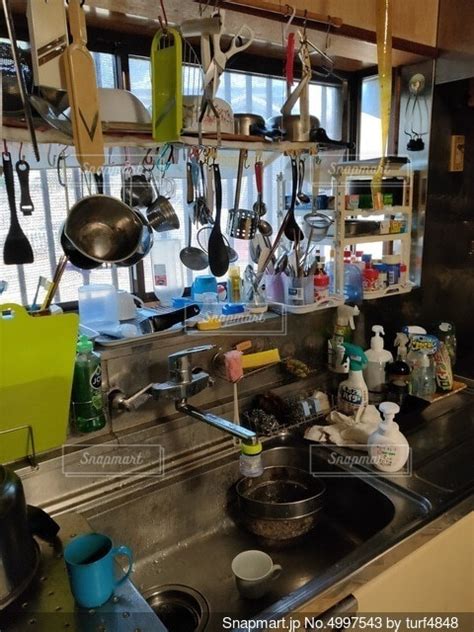 便利屋に片付けの代行を依頼したい雑然とした台所の写真・画像素材[4997543] snapmart（スナップマート）