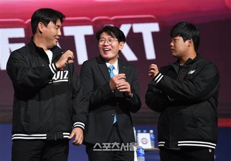 [포토] 이강철 감독 하트 어떻게 하는거야 네이트 스포츠