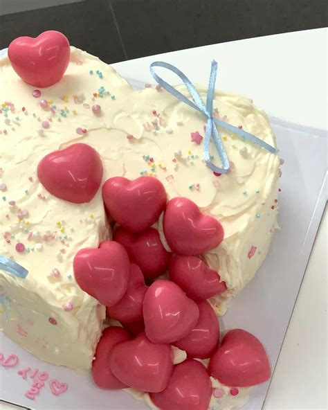 무드 L 신도림케이크 구로케이크 영등포케이크 서울레터링케이크 버터크림케이크 롤케이크 구겔호프케이크 케이크클래스 ̎ 하트 와르르 💖 💬 예약 • 문의는 카카오톡 채널