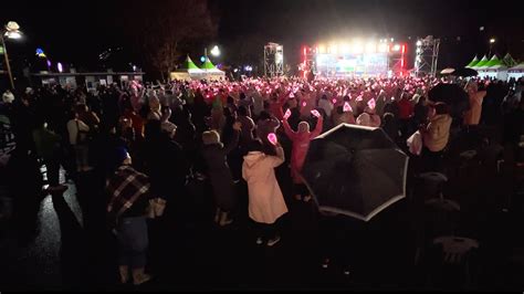 이찬원 우중 무대 텐션이 좋아 무반주때 사투리가 나온 행사 공연장 맨 뒤에서 서서 직관하는것 같은 영상 찬스 응원 현장분위기 경북 영양 불목야시장 경북영양힐링